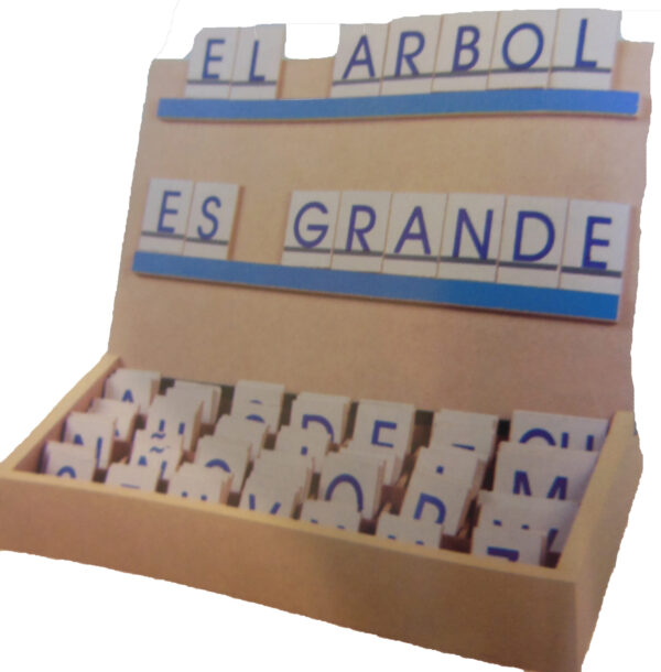 Caja de letras script mayús y minús con atril – Silvia García Velázquez
